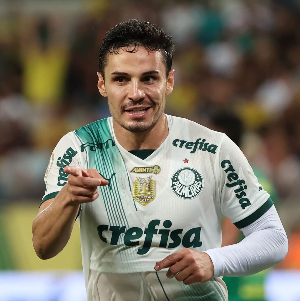 Raphael Veiga crava qual é o MELHOR zagueiro do Brasil
