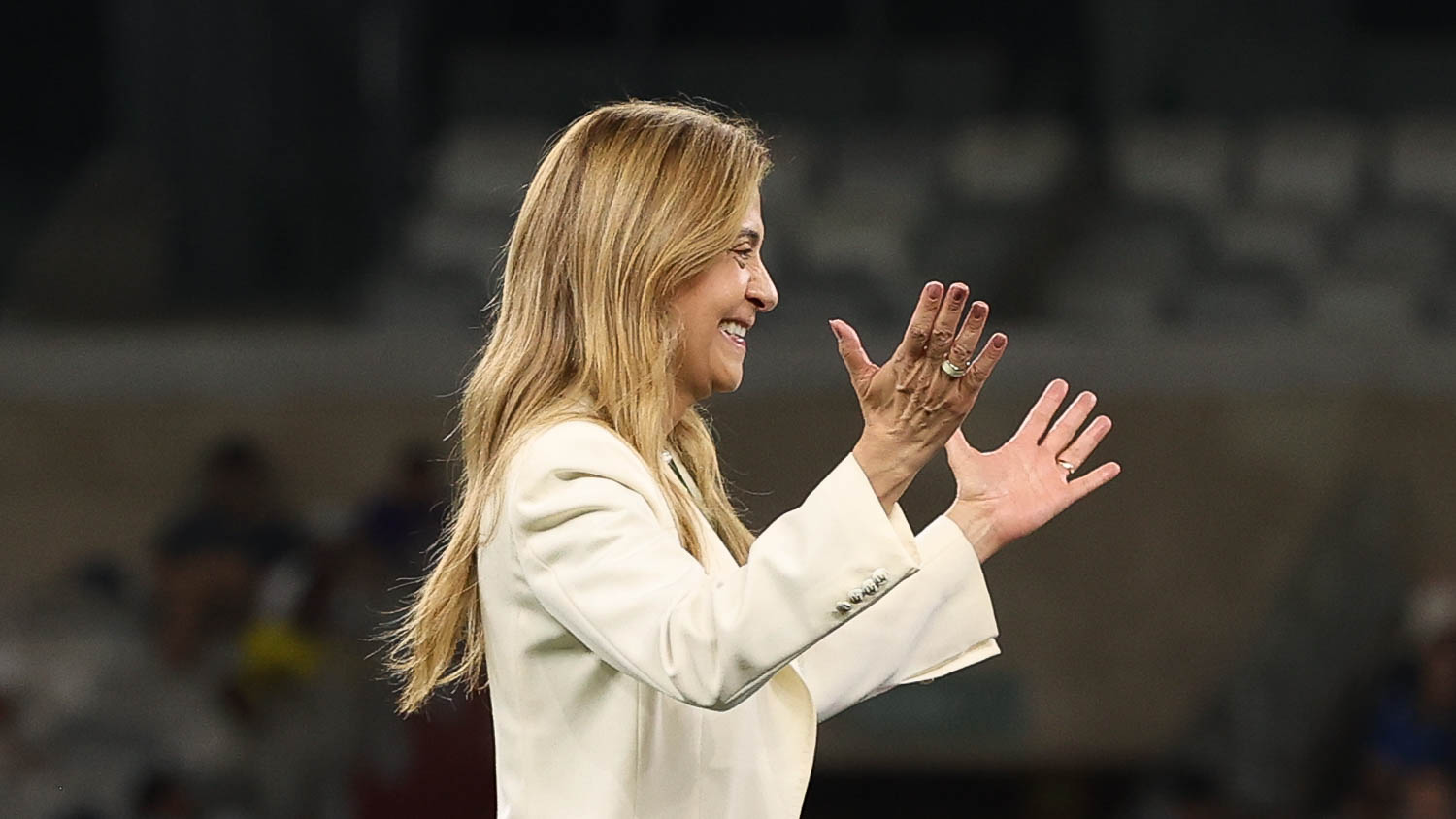 Leila Pereira surpreende e dá camisa para Mané - Portal do Palmeirense Leila Pereira surpreende e dá camisa para Mané - Portal do Palmeirense