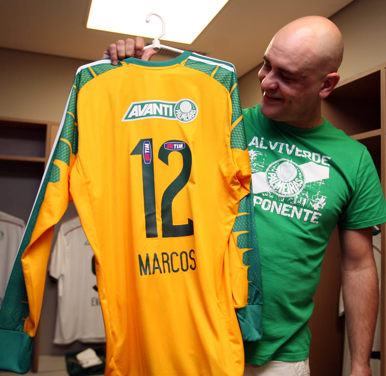 Goleiro Marcos do Palmeiras passa mal e precisa ser levado ao hospital